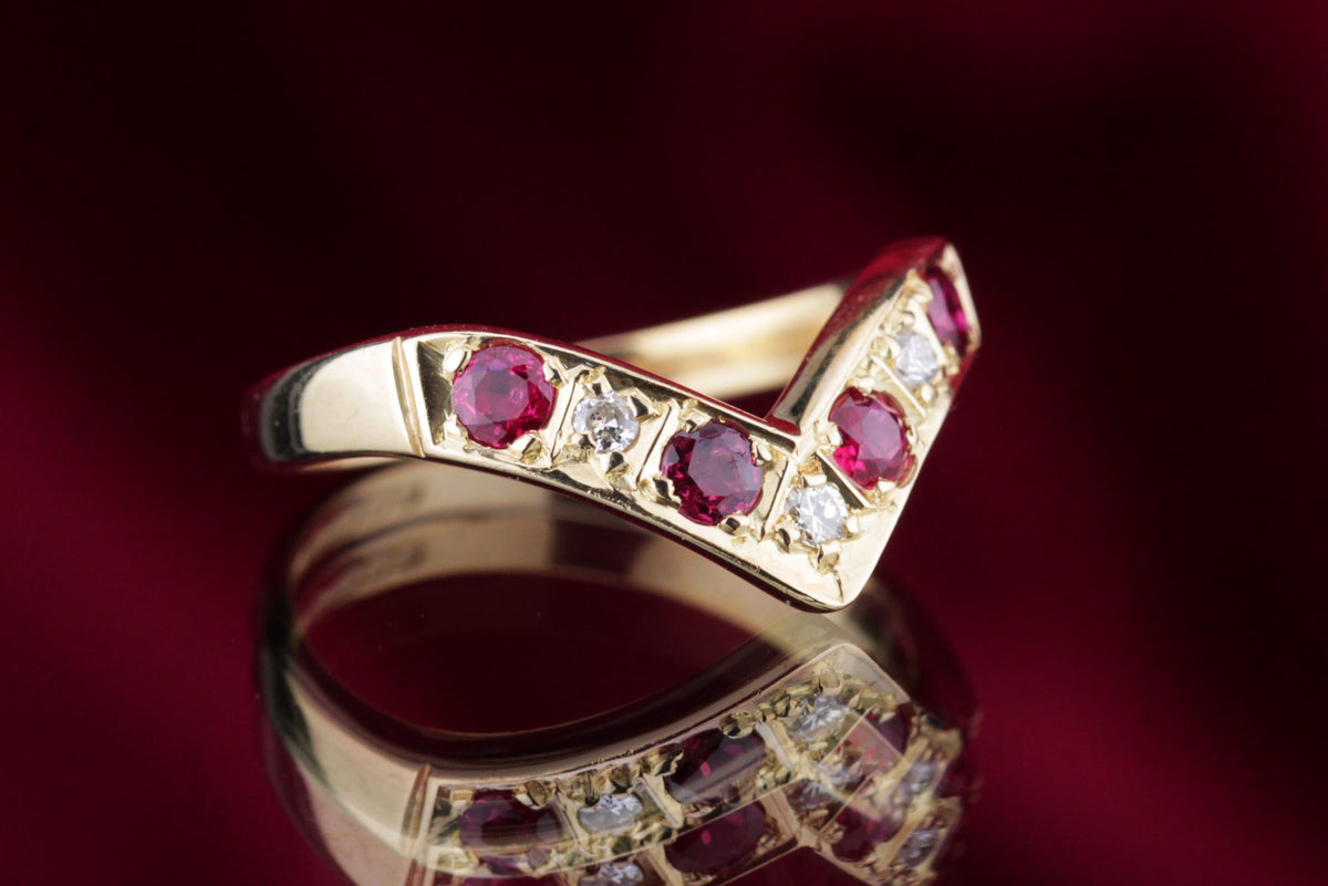 RETRO ESTATE 1978 RUBY & DIAMOND CHEVRON RING ON 18ct YELLLOW GOLD ...